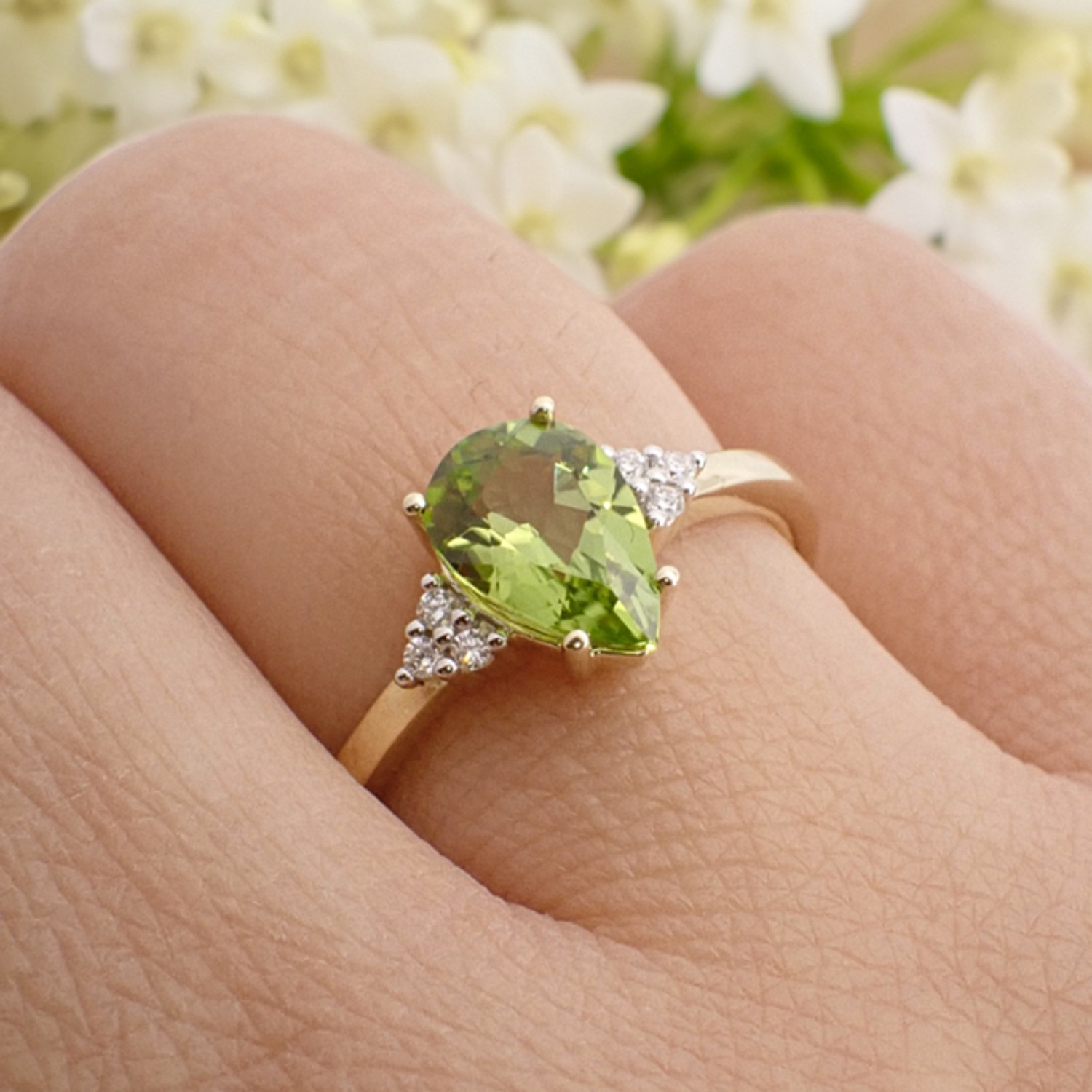 Diamantring i gult gull 14 kt med 0,05 ct W-Si & peridot | Ole Aas