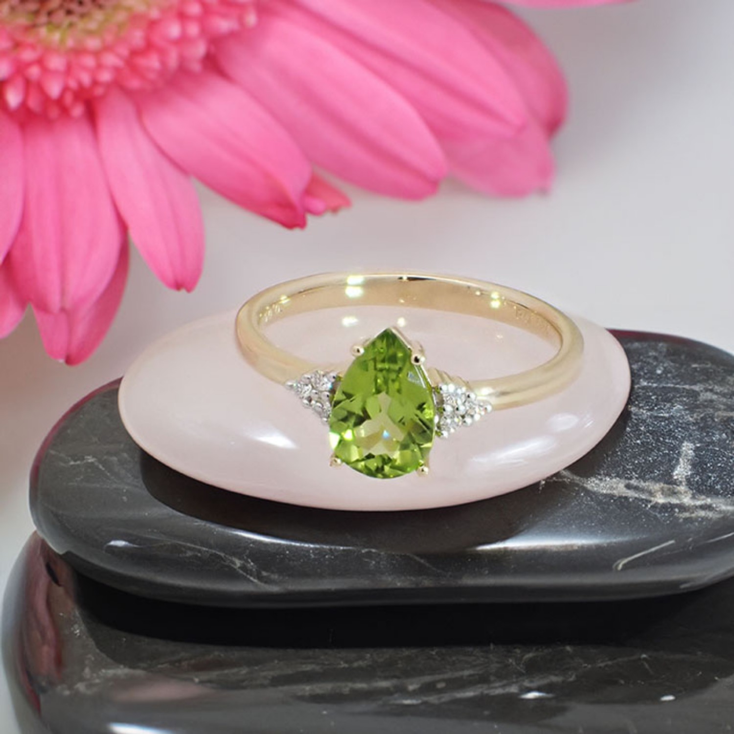 Diamantring i gult gull 14 kt med 0,05 ct W-Si & peridot | Ole Aas