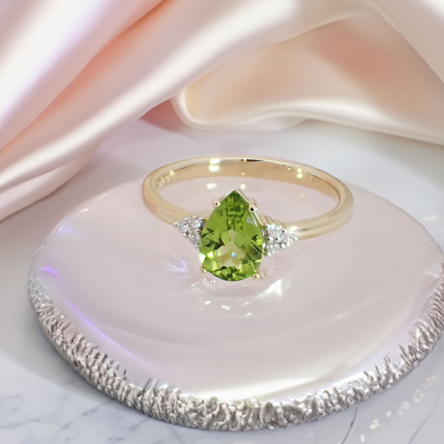 Diamantring i gult gull 14 kt med 0,05 ct W-Si & peridot | Ole Aas